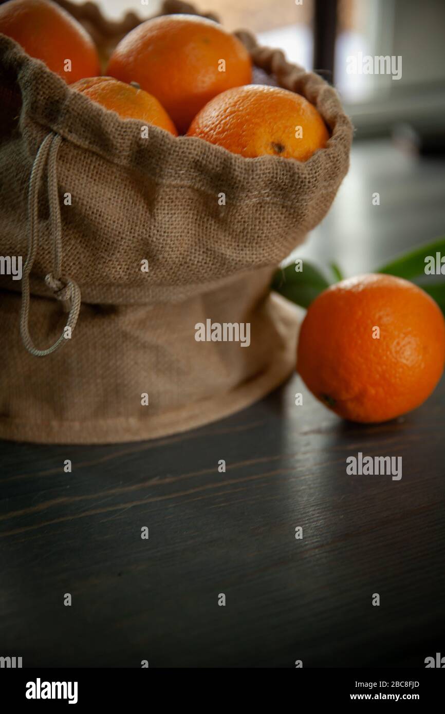 Oranges in sackcloth basket citrus fruit food vitamins Stock Photo - Alamy