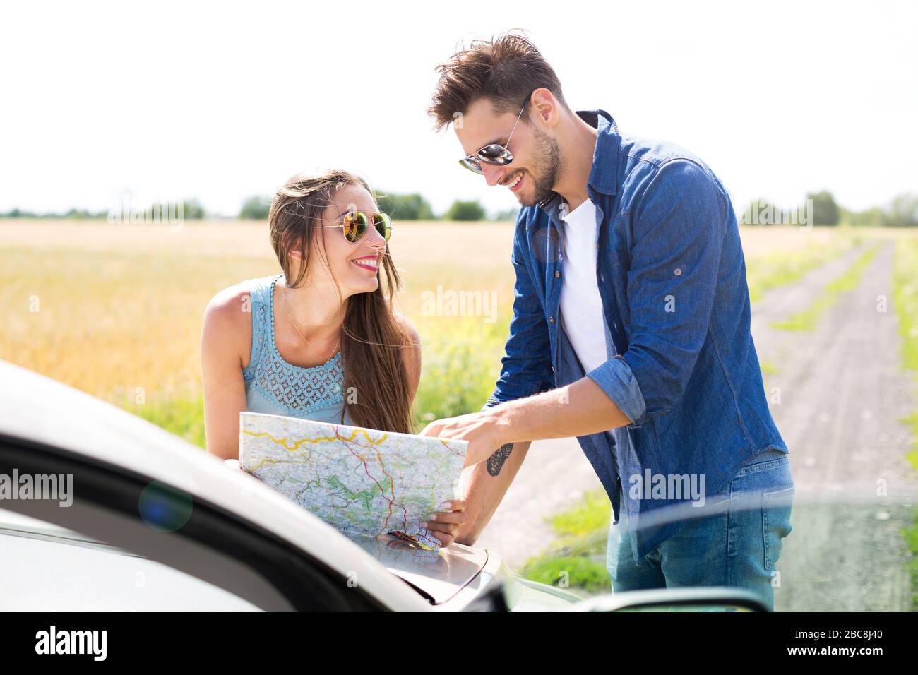 Reading a road map hi-res stock photography and images - Alamy
