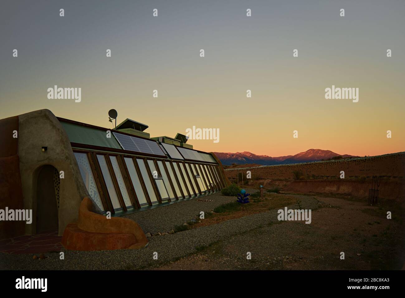 Earthship house hi-res stock photography and images - Alamy