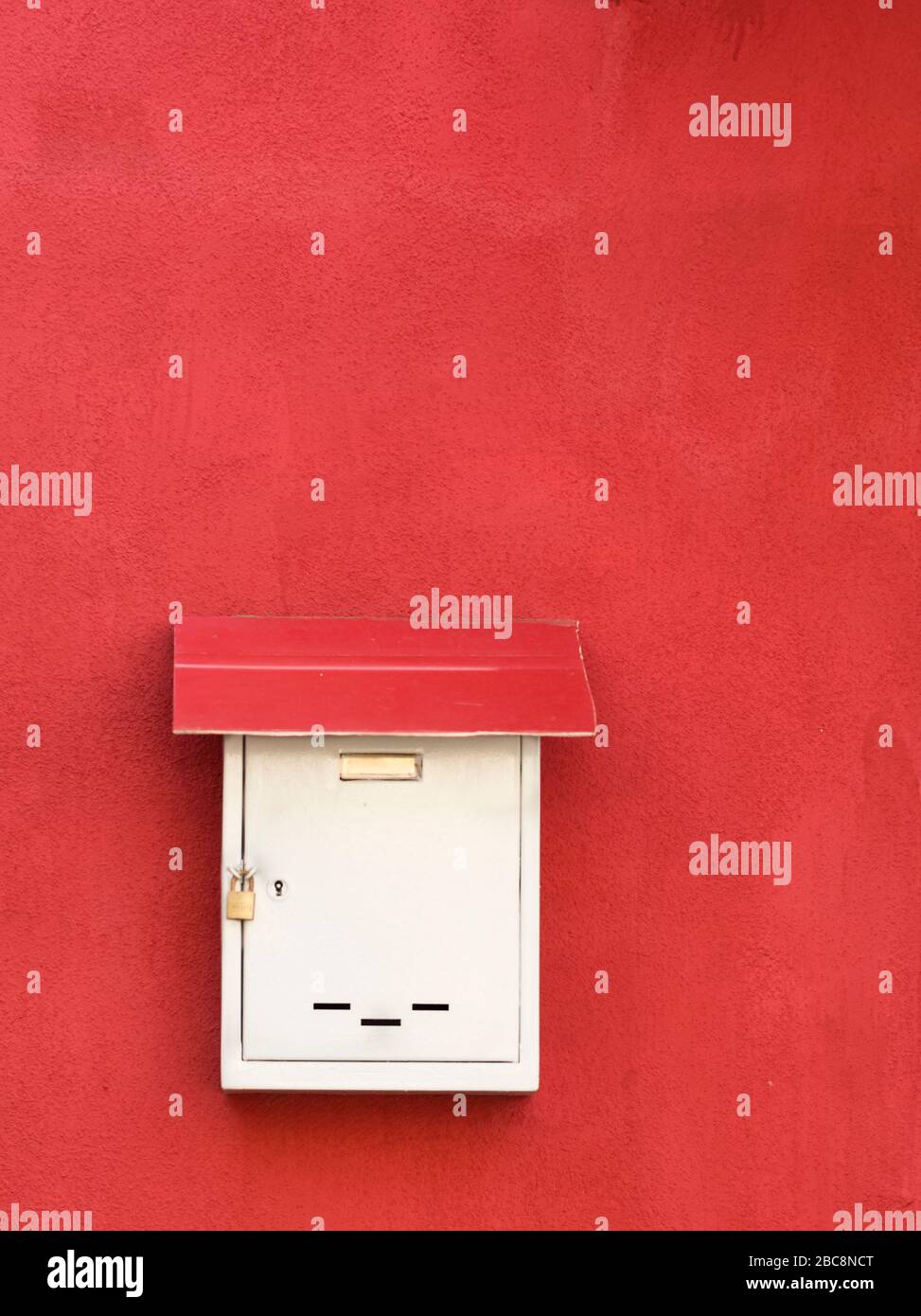 Red mailbox on wall hi-res stock photography and images - Alamy