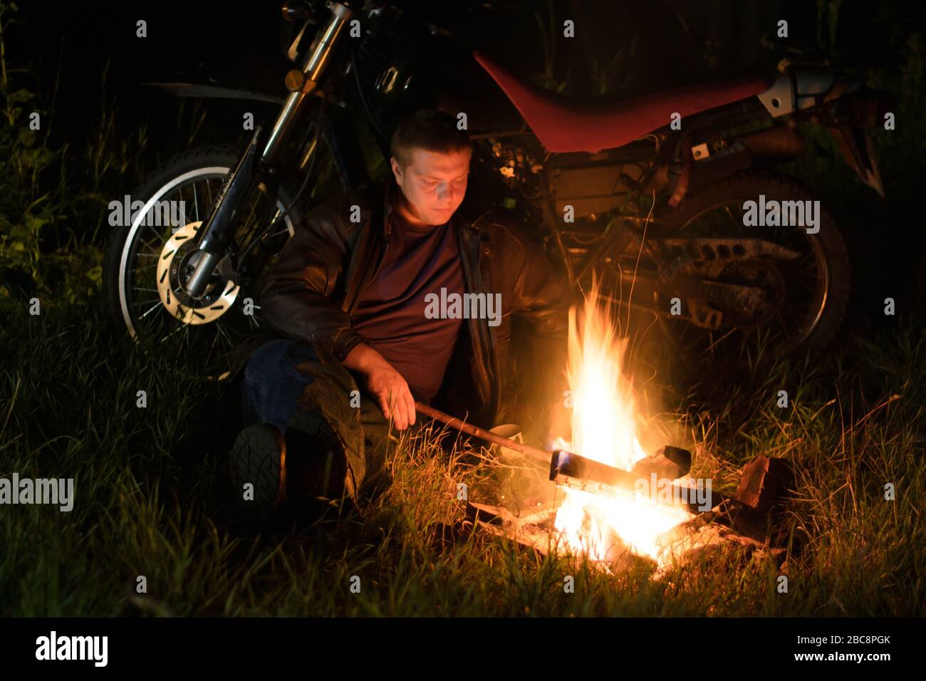 Bonfire man sit hi-res stock photography and images - Alamy