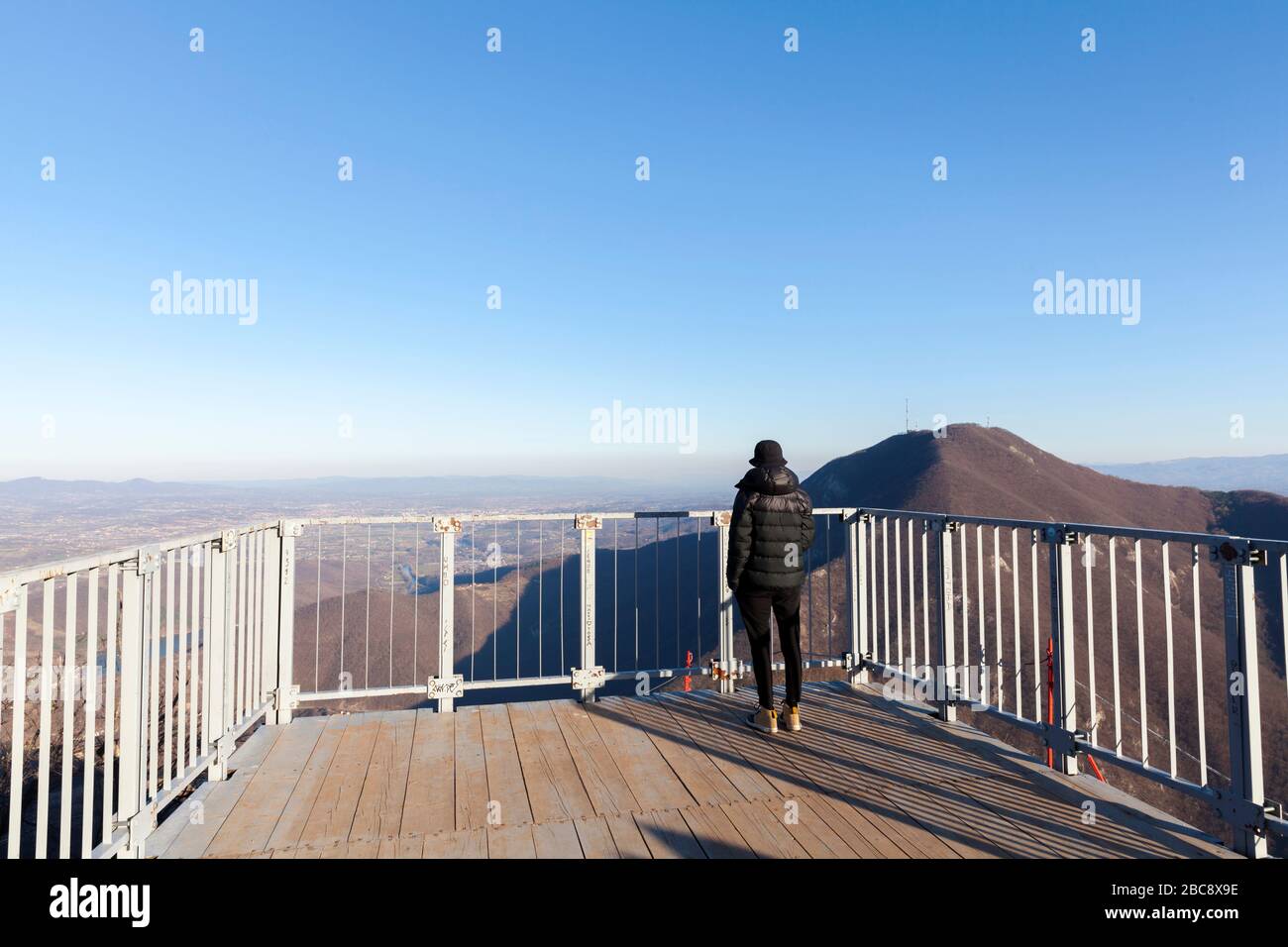 Man staring sky hi-res stock photography and images - Alamy