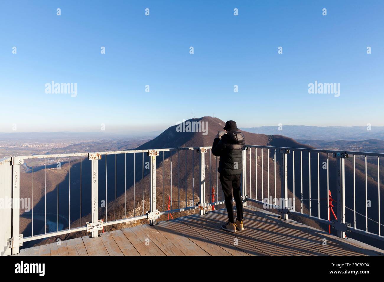 Staring up at mountain hi-res stock photography and images - Alamy