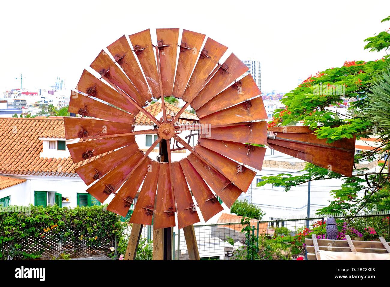 Windmill pump water well hi-res stock photography and images - Alamy