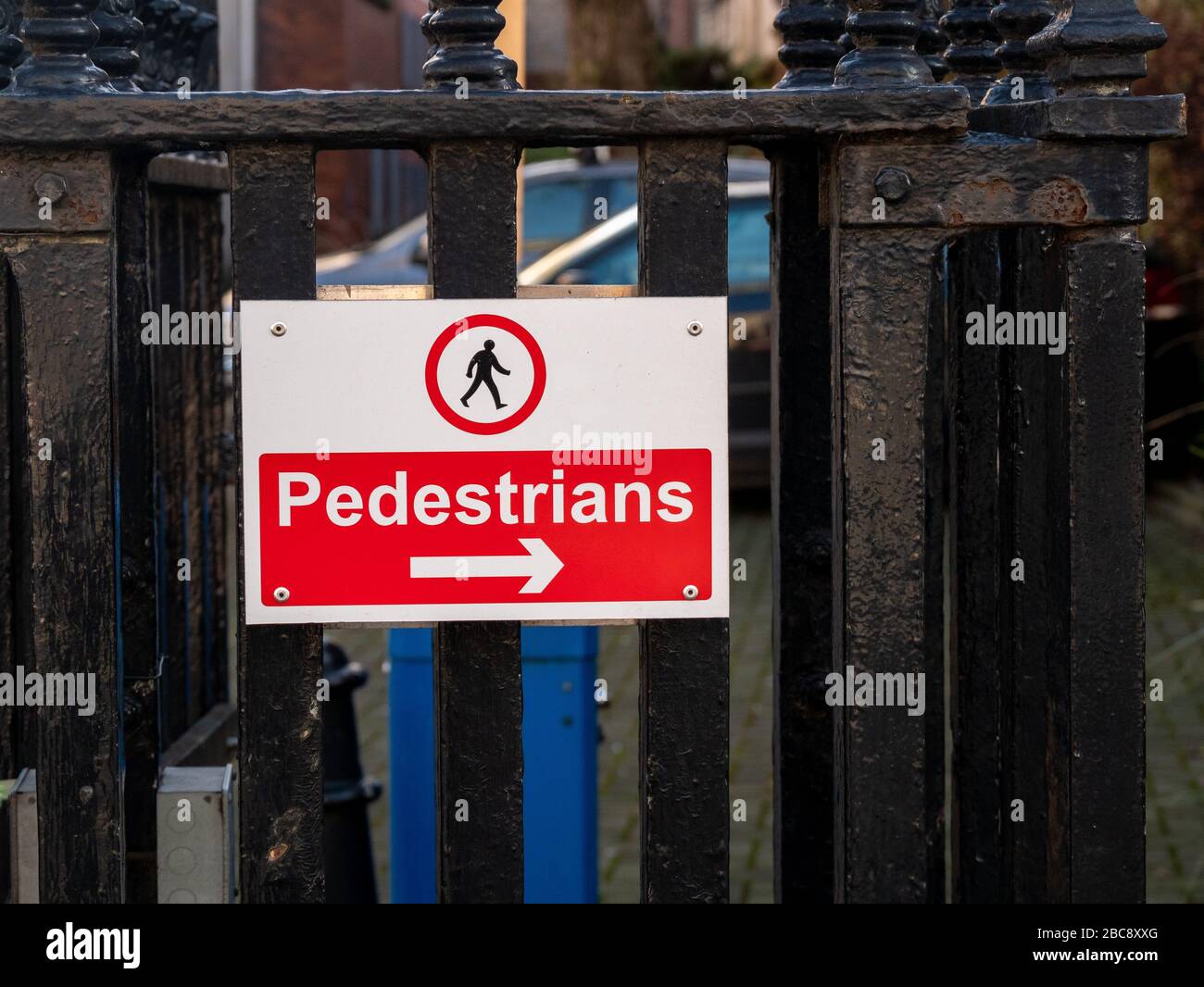 Pedestrians walk sign hi-res stock photography and images - Alamy