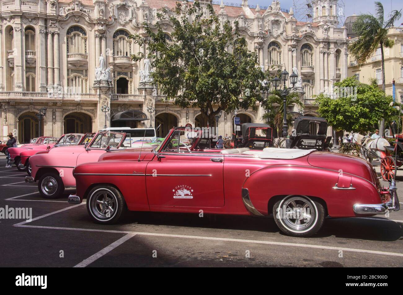 Classic cars and colonial architecture, Havana, Cuba Stock Photo - Alamy