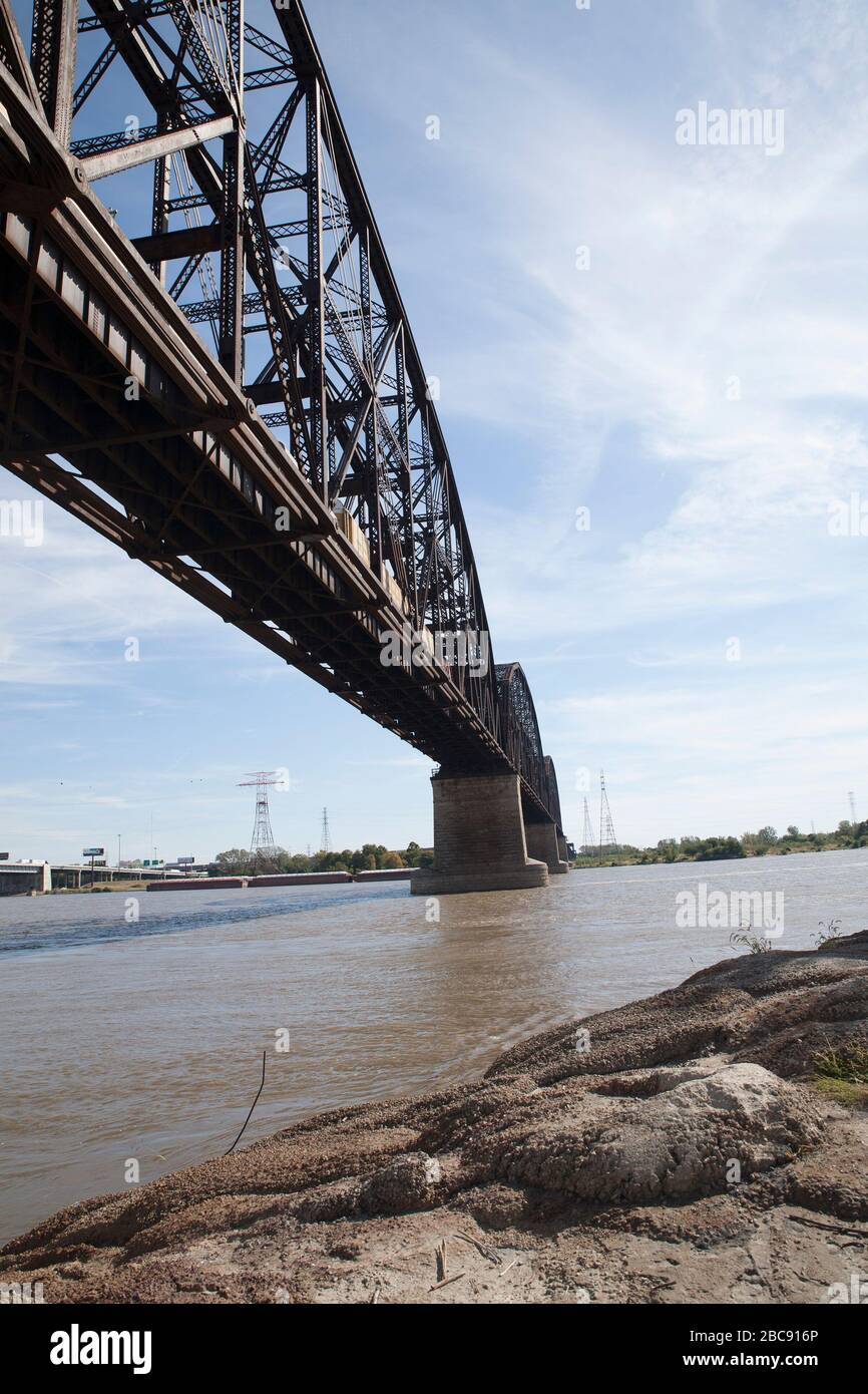 Missouri river bridge hi-res stock photography and images - Alamy