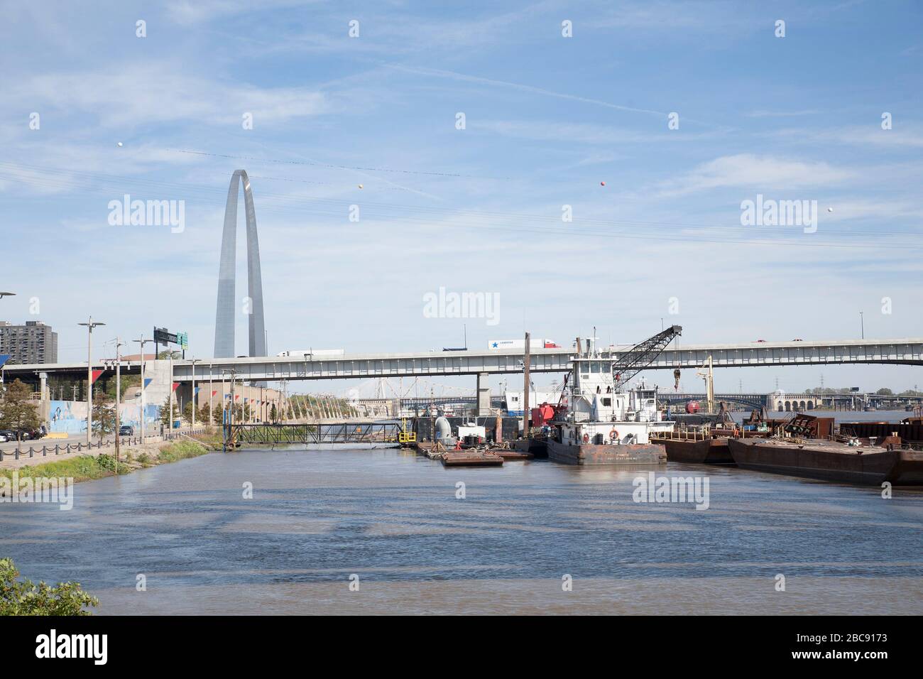 St louis missouri arch bridge hi-res stock photography and images - Alamy
