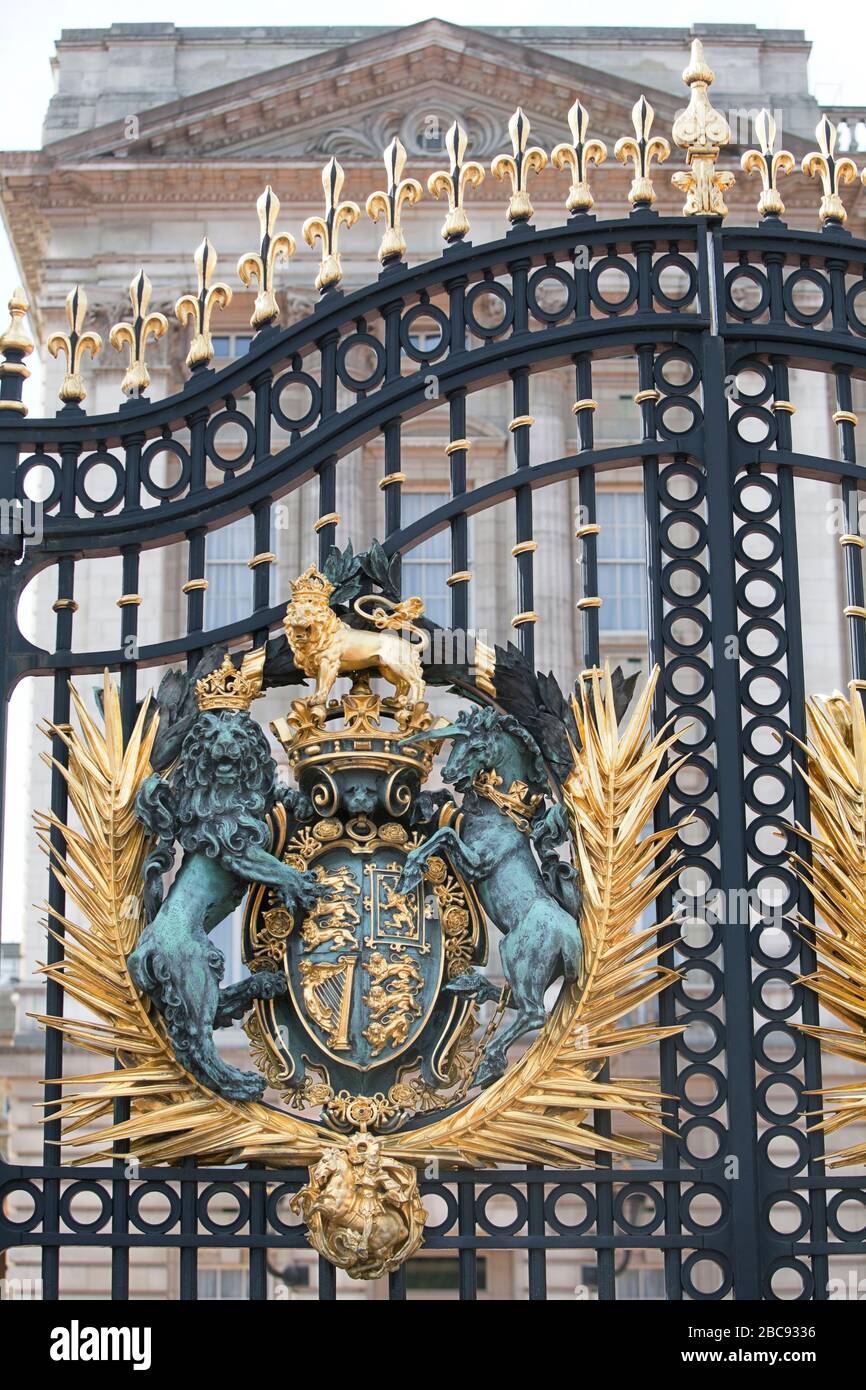 Buckingham Palace gates, London, England, UK Stock Photo - Alamy