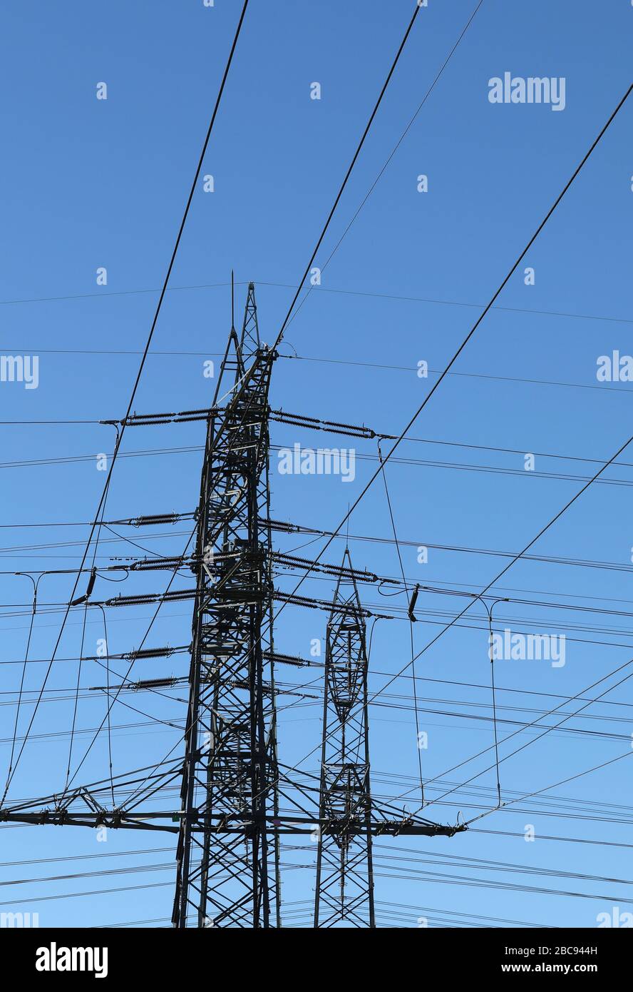 Towering electrical cable pylons hi-res stock photography and images ...