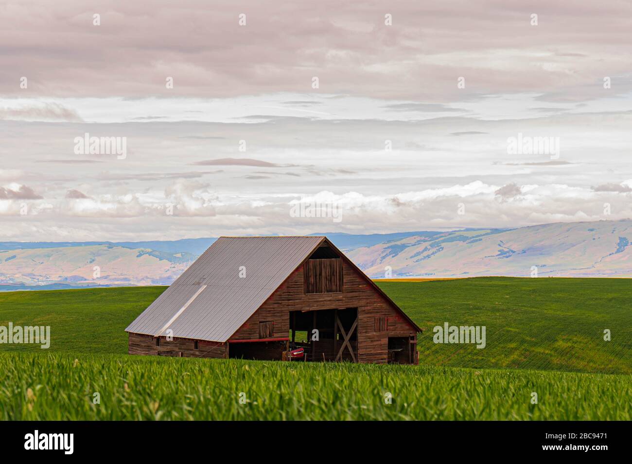 Beautiful old barns hi-res stock photography and images - Alamy