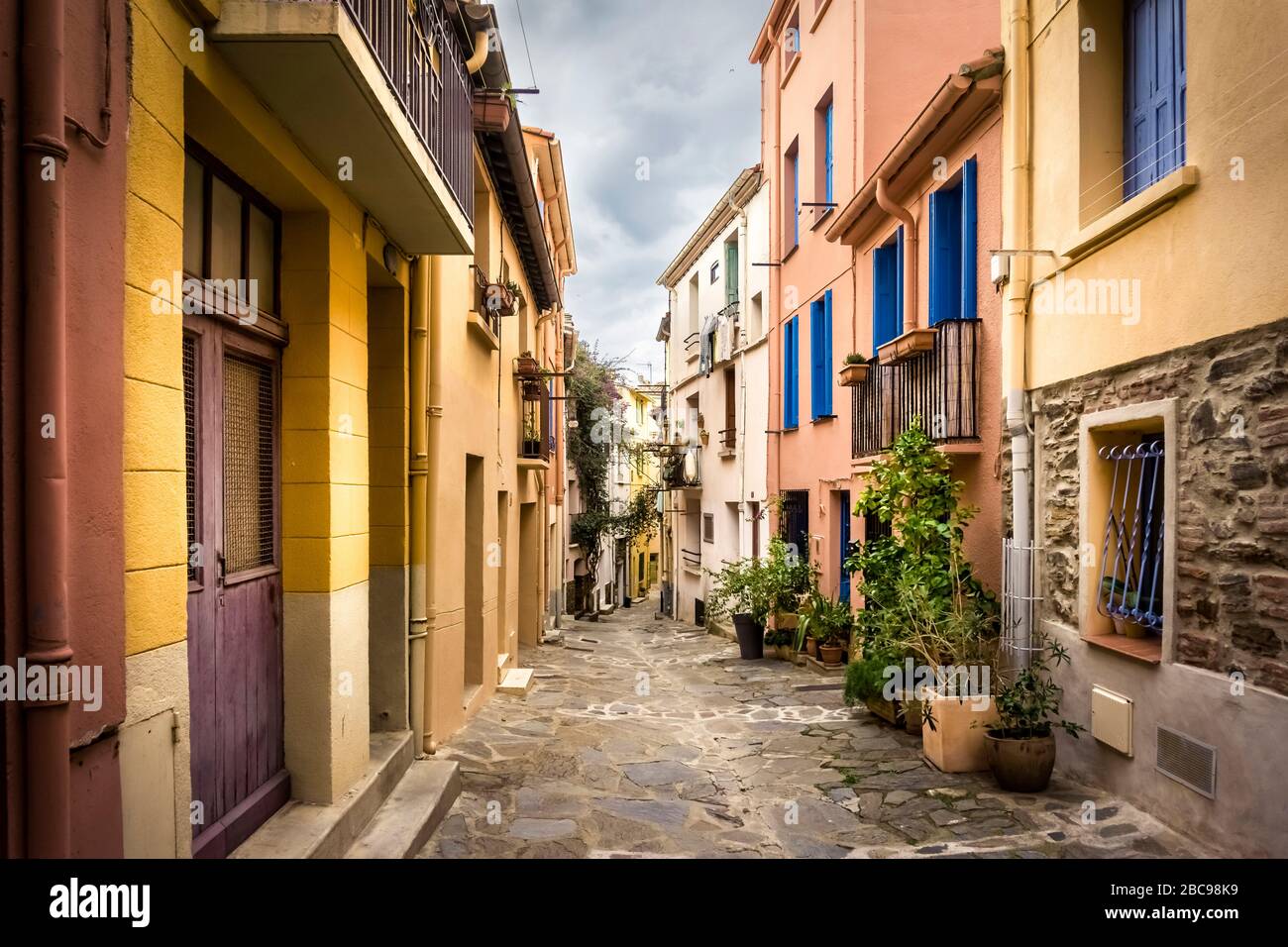 Village alley in collioure hi-res stock photography and images - Alamy