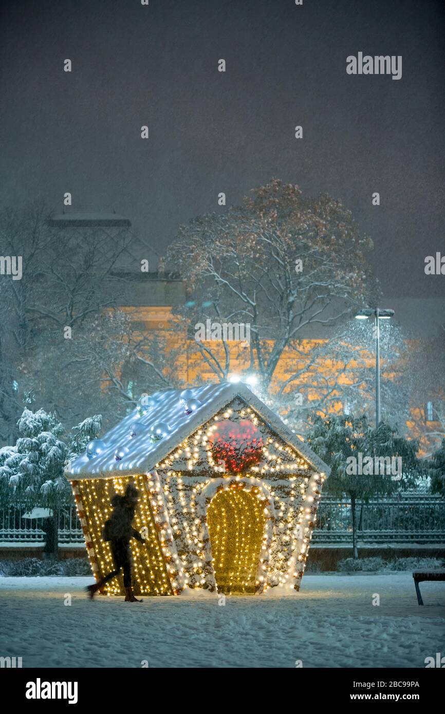 House no lights sad hi-res stock photography and images - Alamy