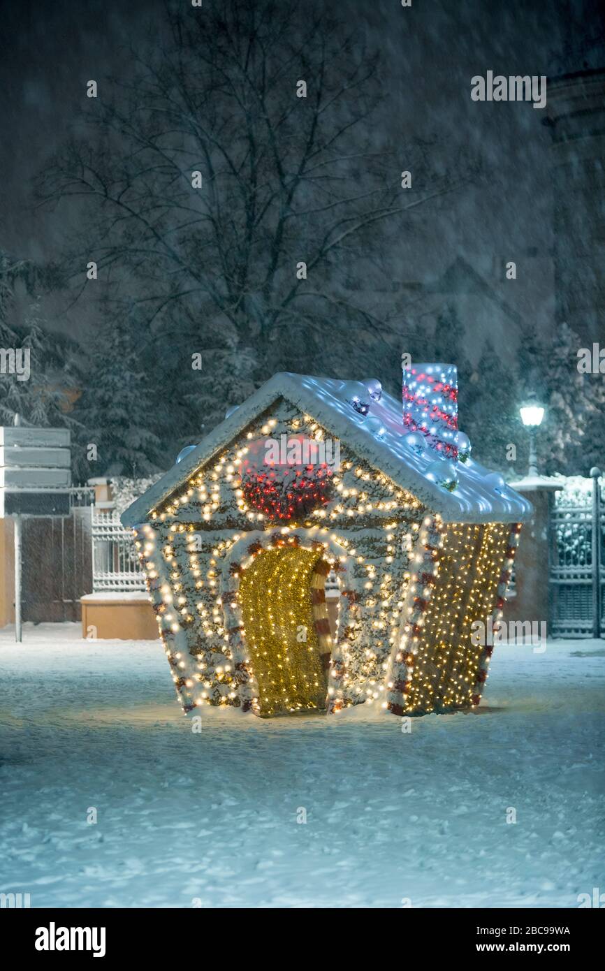 House no lights sad hi-res stock photography and images - Alamy