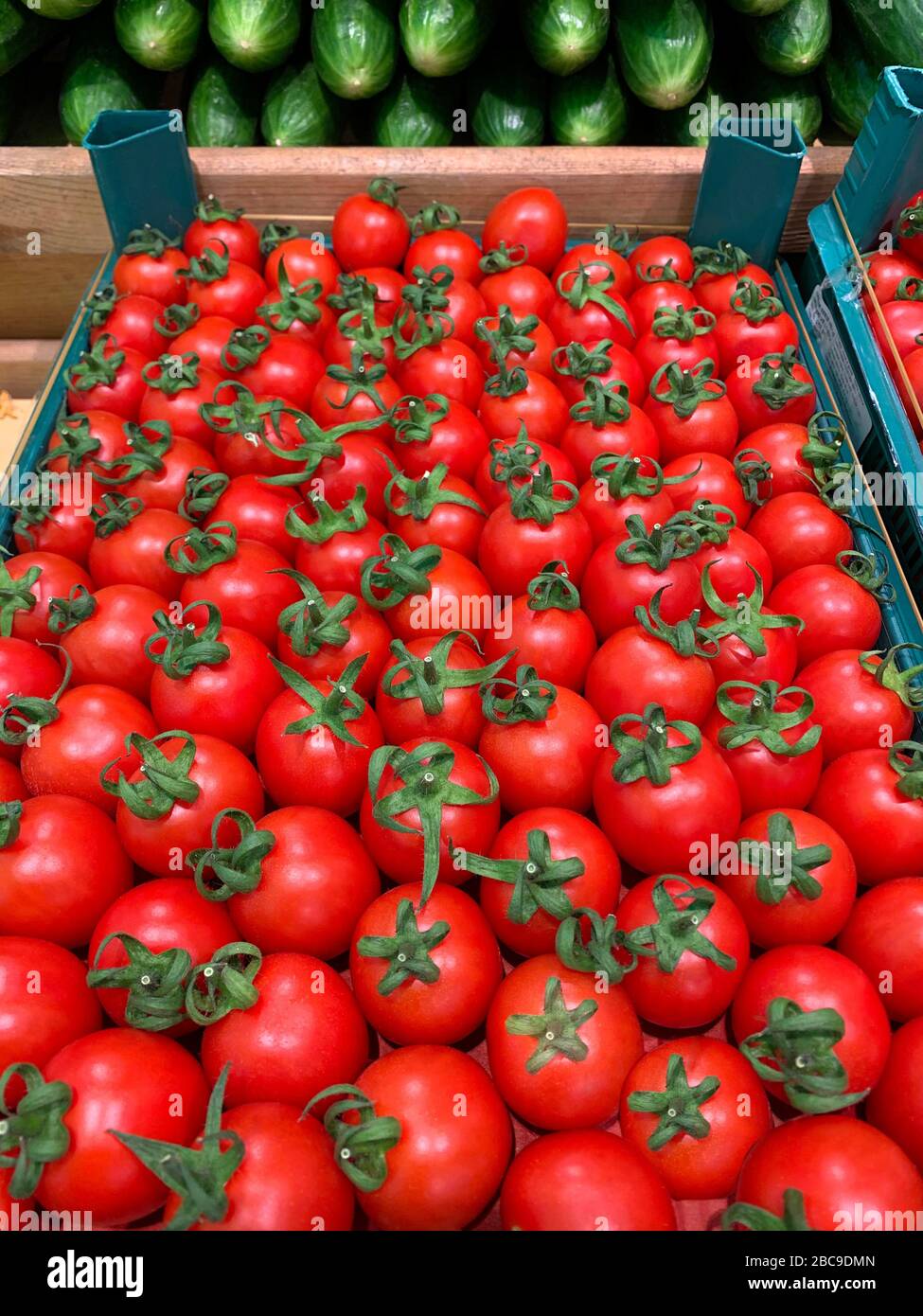 Red tomatoes in the plastic box in the supermarket Stock Photo - Alamy