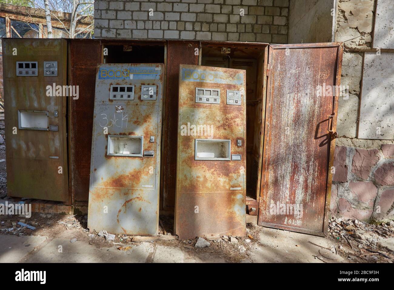 Rusty vending machine hi-res stock photography and images - Alamy