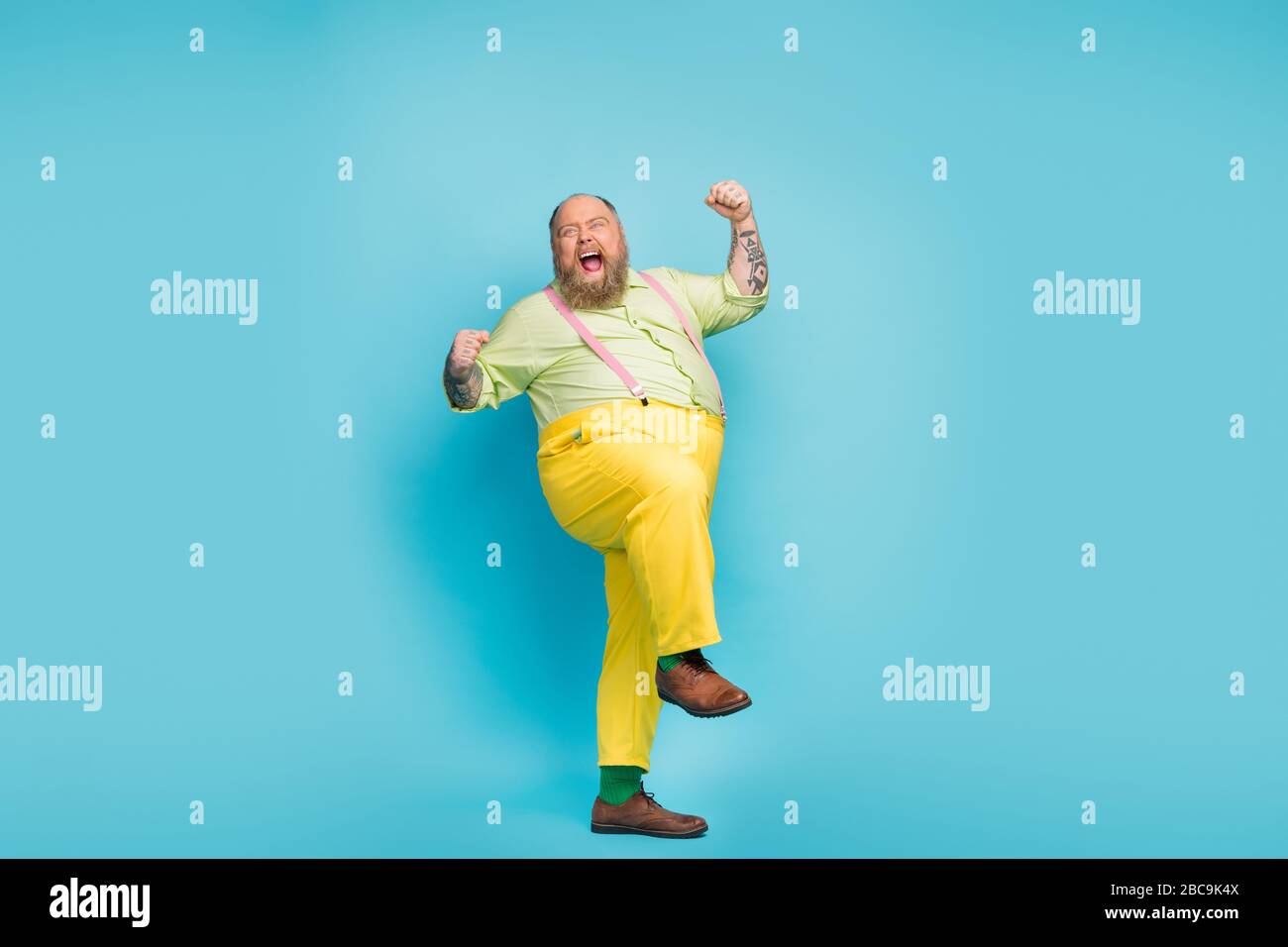 Fat guy dancing hi-res stock photography and images - Alamy