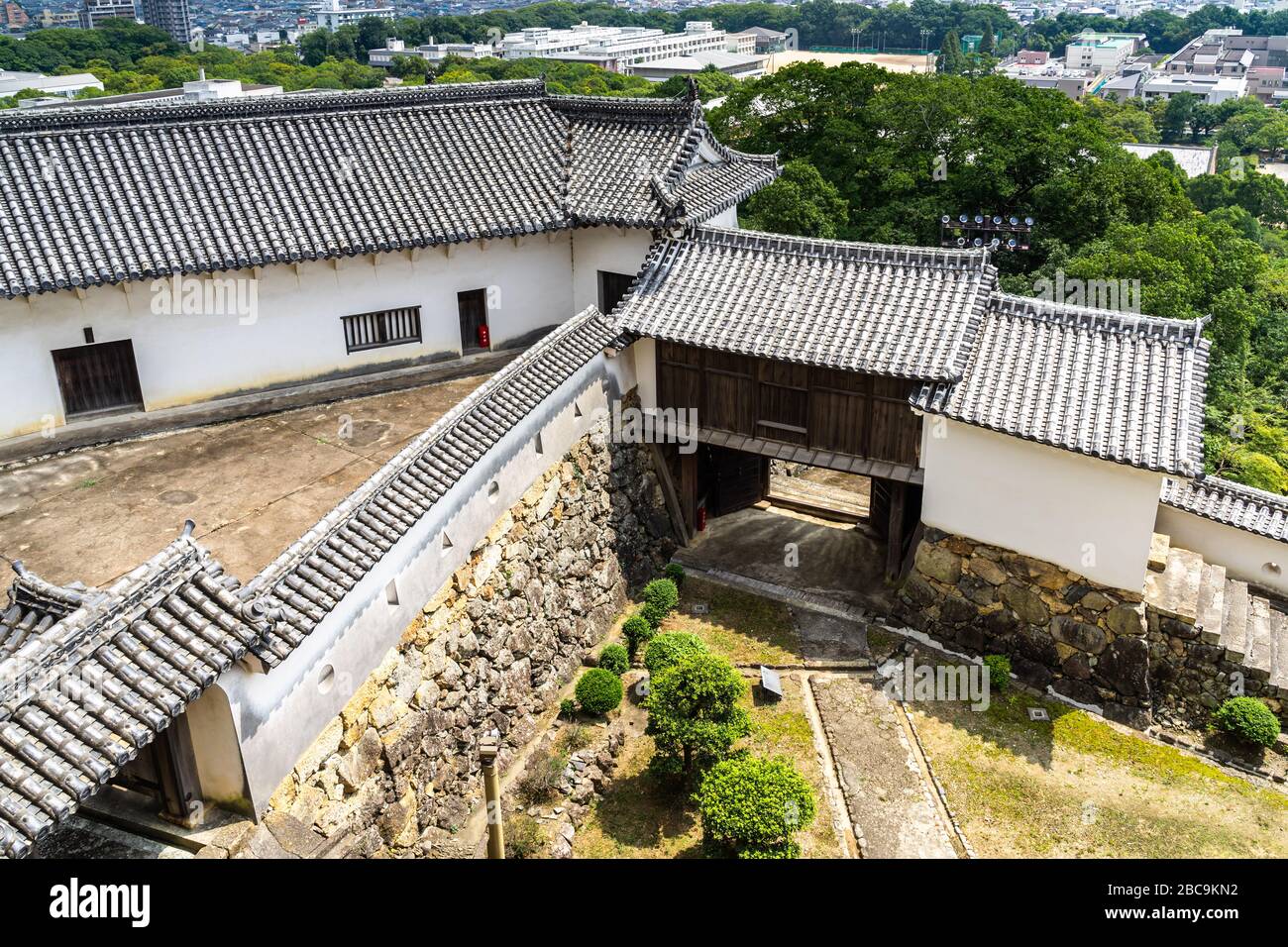 Rooftop japanese castle hi-res stock photography and images - Alamy