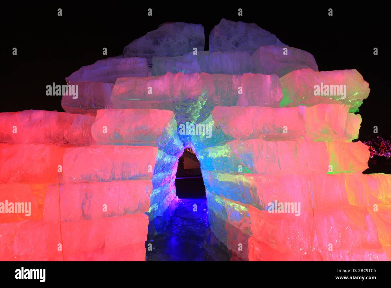 Ice cube tower hi-res stock photography and images - Alamy