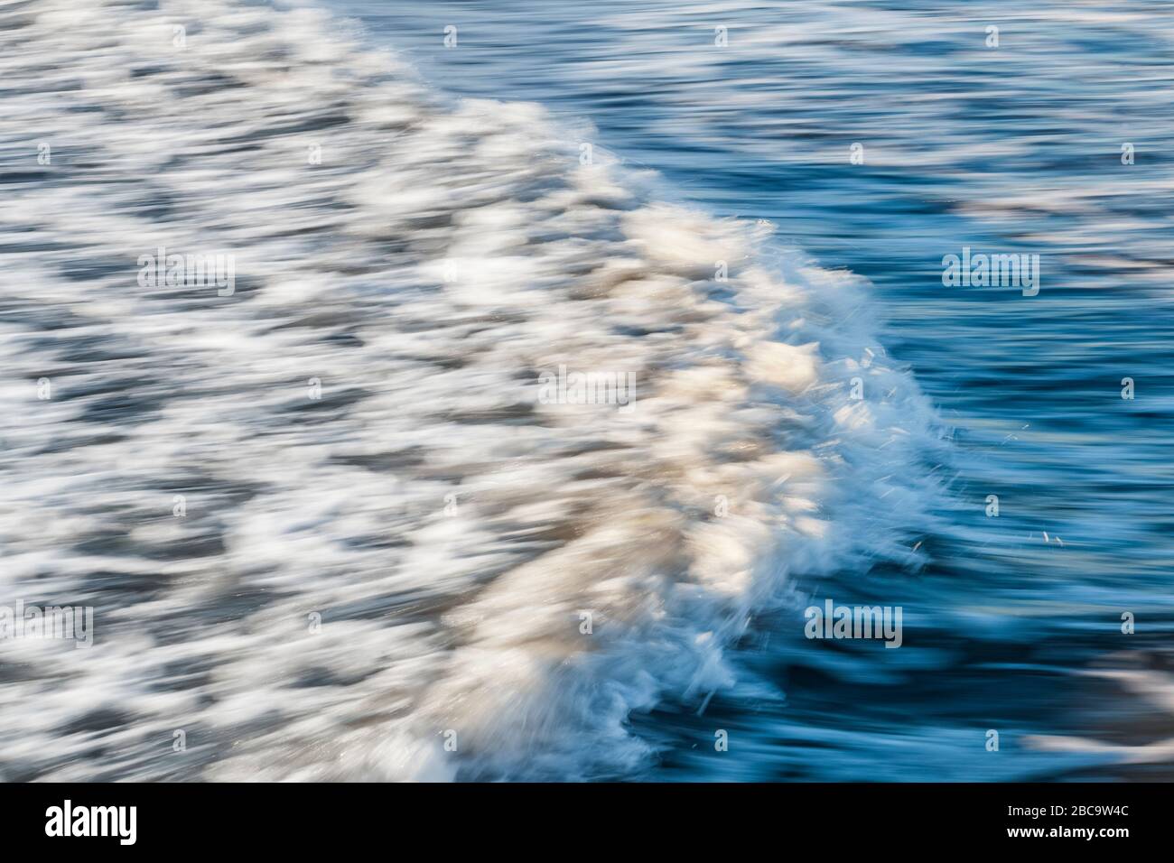 Powerful ocean surf rolling seashore hi-res stock photography and ...