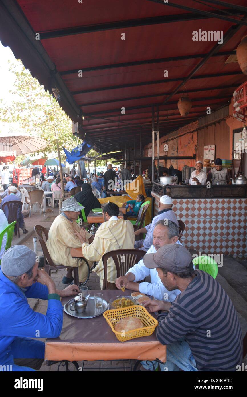 Talk over tea hi-res stock photography and images - Alamy