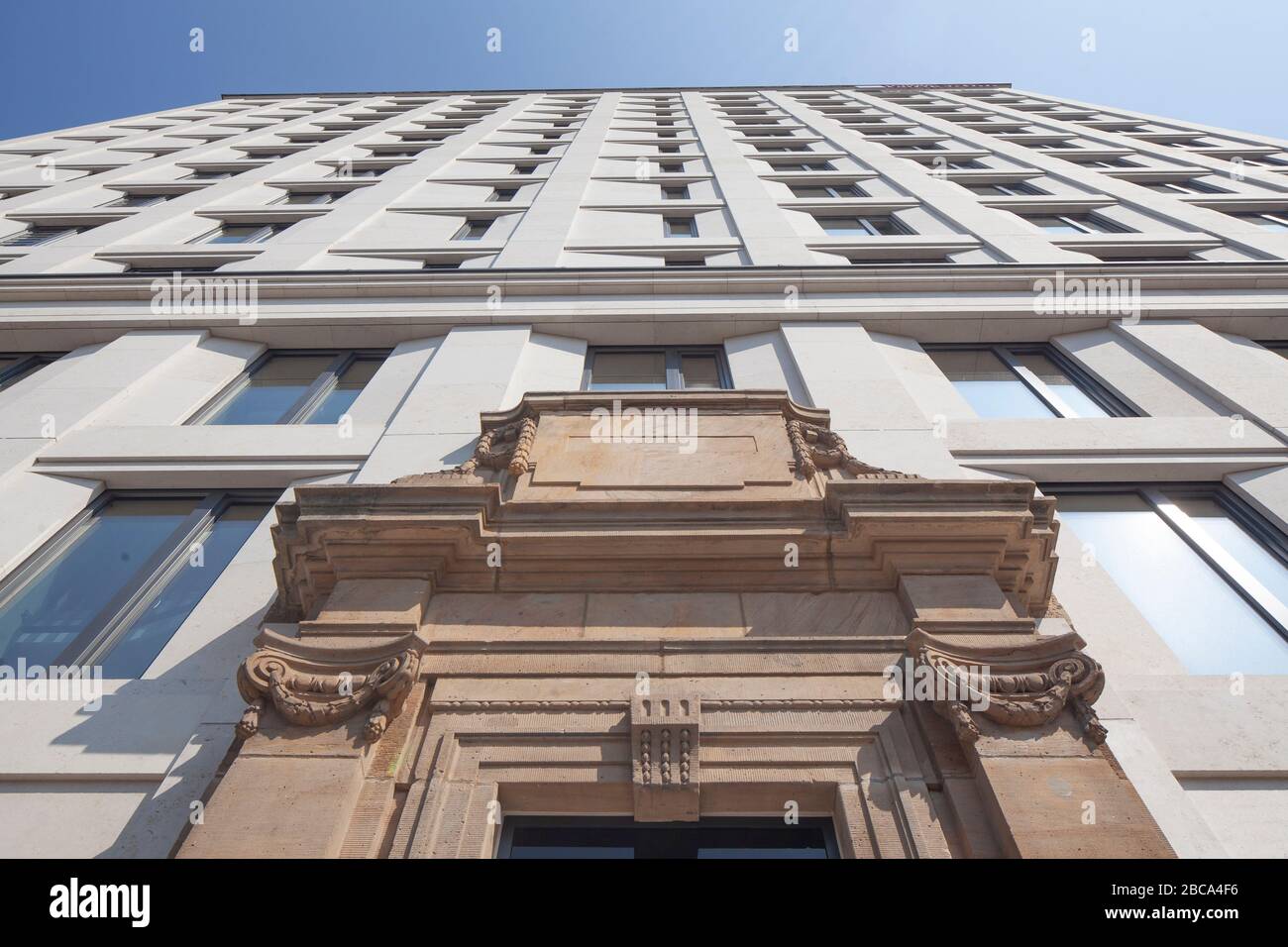 Modern houses with big windows hi-res stock photography and images - Alamy