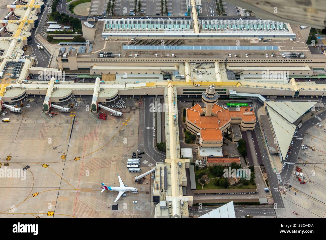 Airplane runway overlook hi-res stock photography and images - Alamy