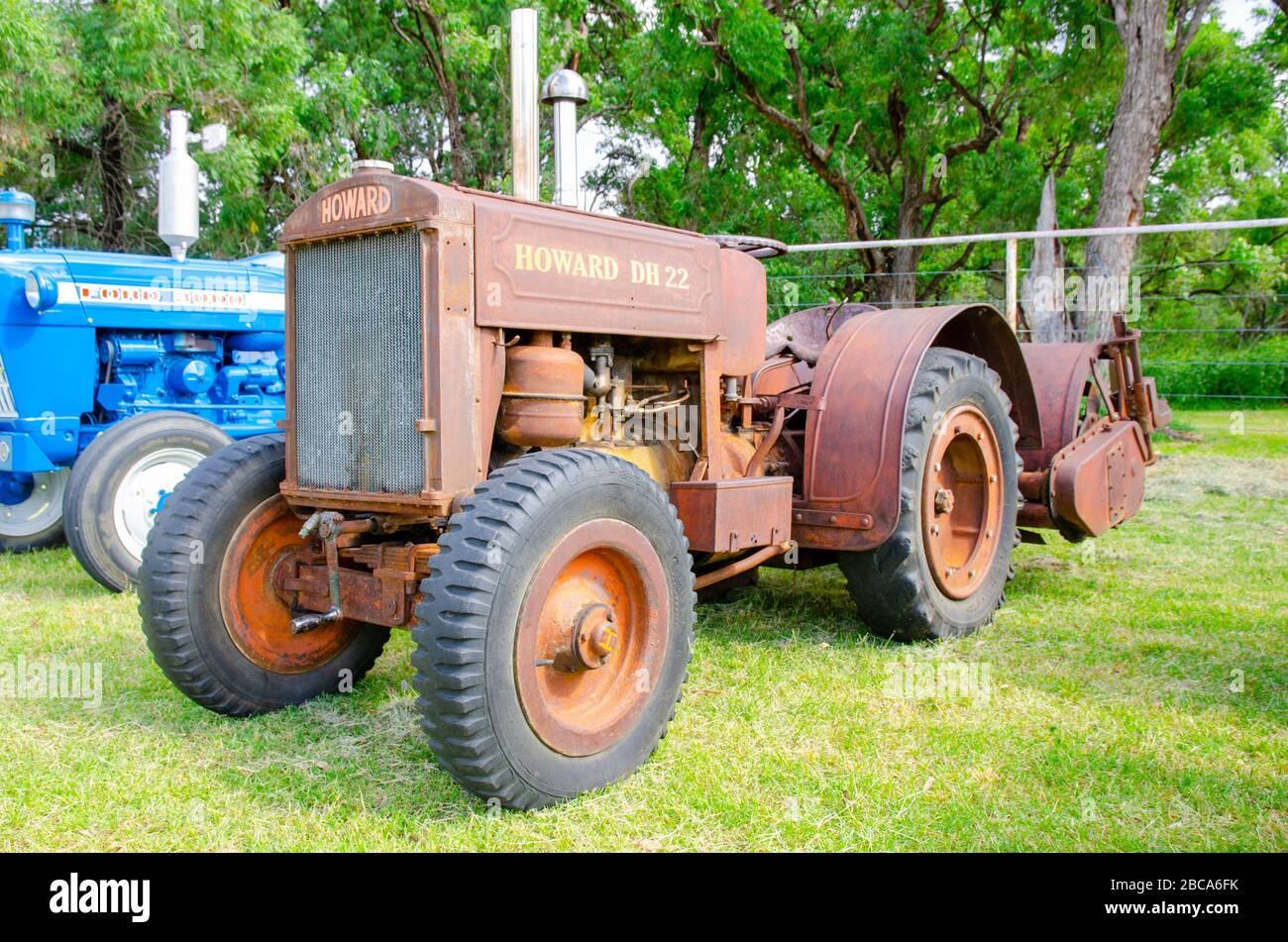 Tractor tractors vintage antique hi-res stock photography and images ...