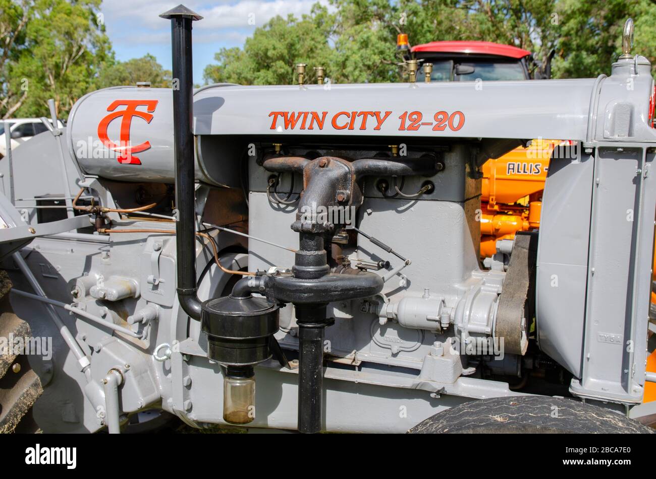 1935 Twin City 12/20 Tractor. Close up of engine area Stock Photo - Alamy