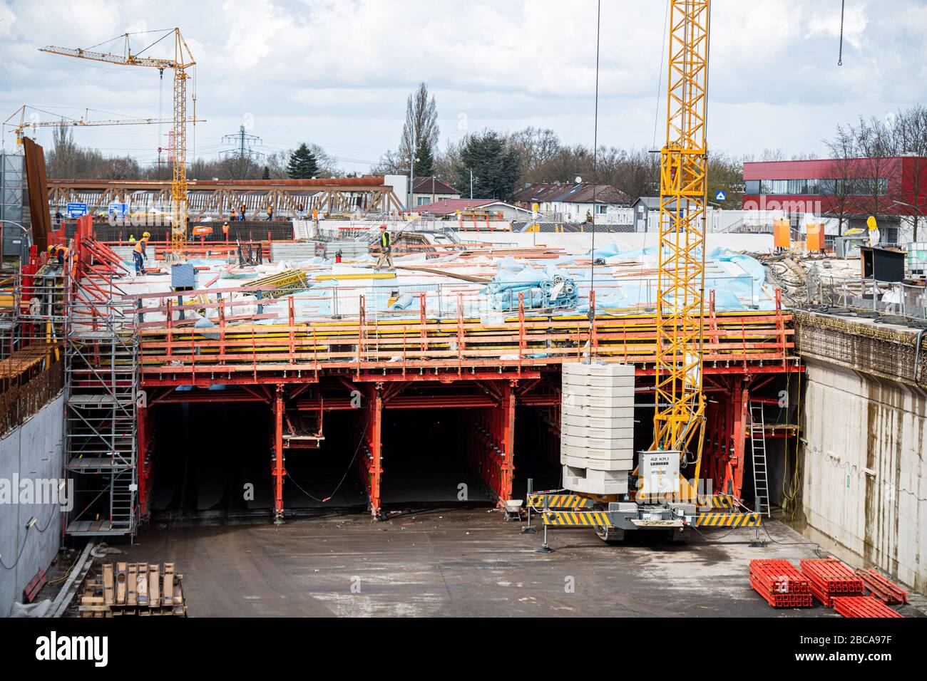 Hamburg, Germany. 03rd Apr, 2020. People work on the construction site ...