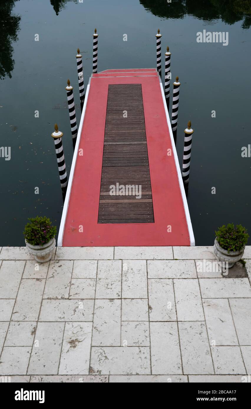 Jetty at the lido hi-res stock photography and images - Alamy