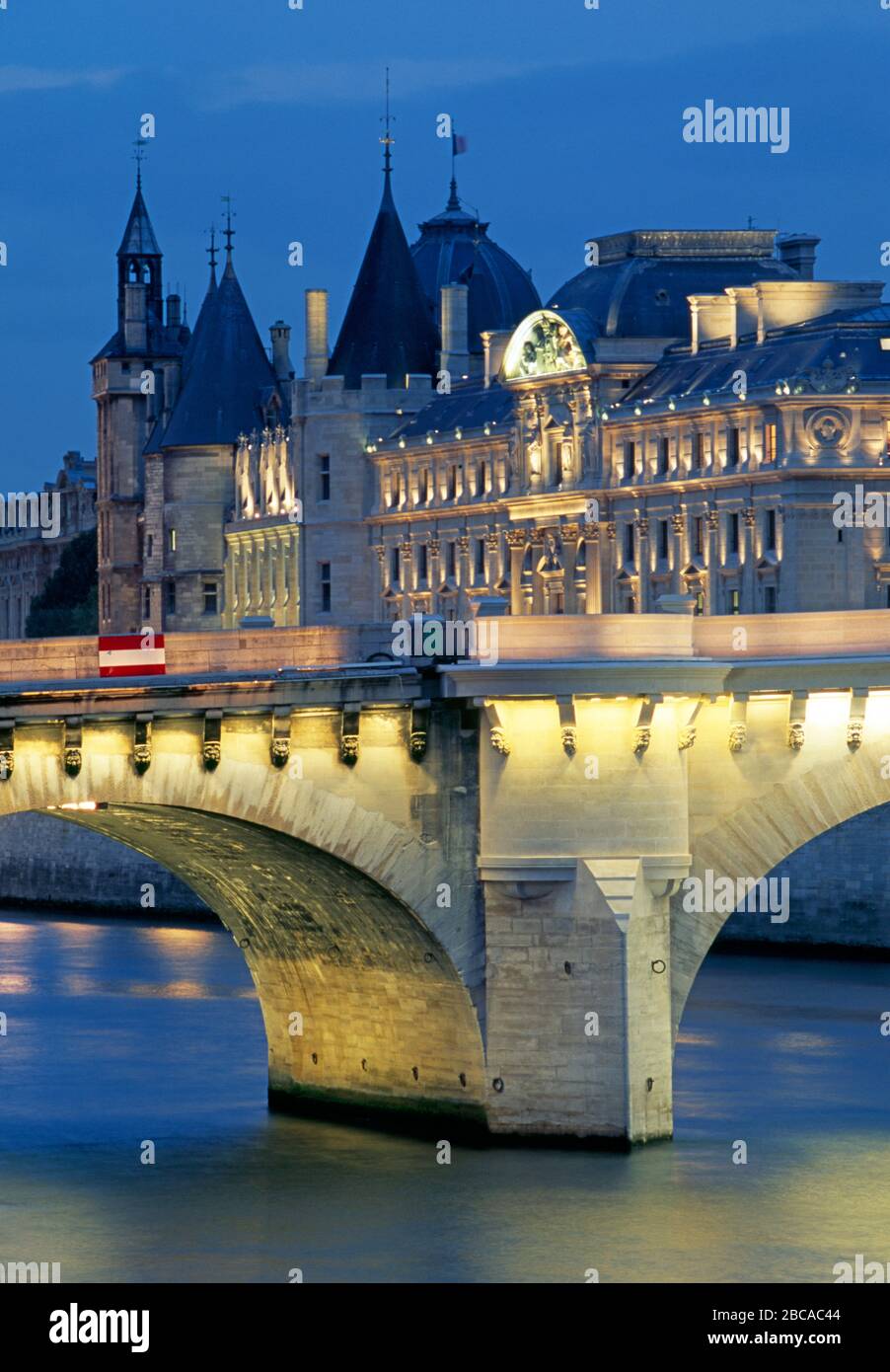 Pont Neuf Bridge and La Conciergerie. Paris, France Stock Photo - Alamy