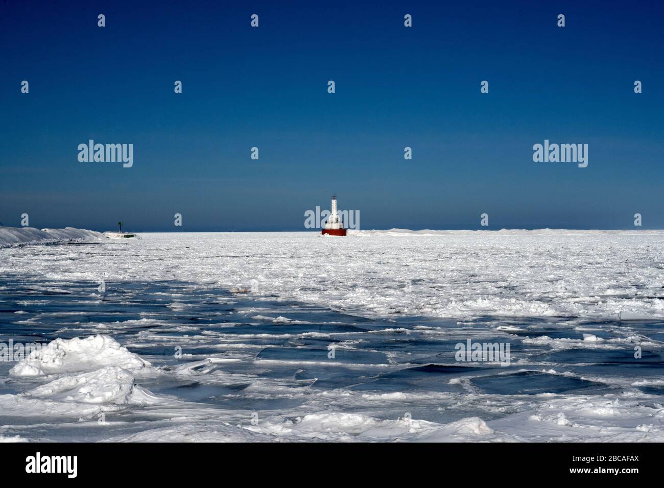 Sunny Winder Day on Icy Lake Superior Stock Photo - Alamy
