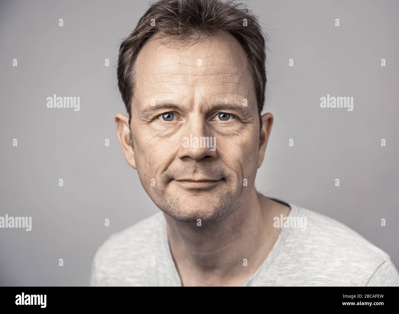man looks expectantly at the camera, portrait Stock Photo - Alamy