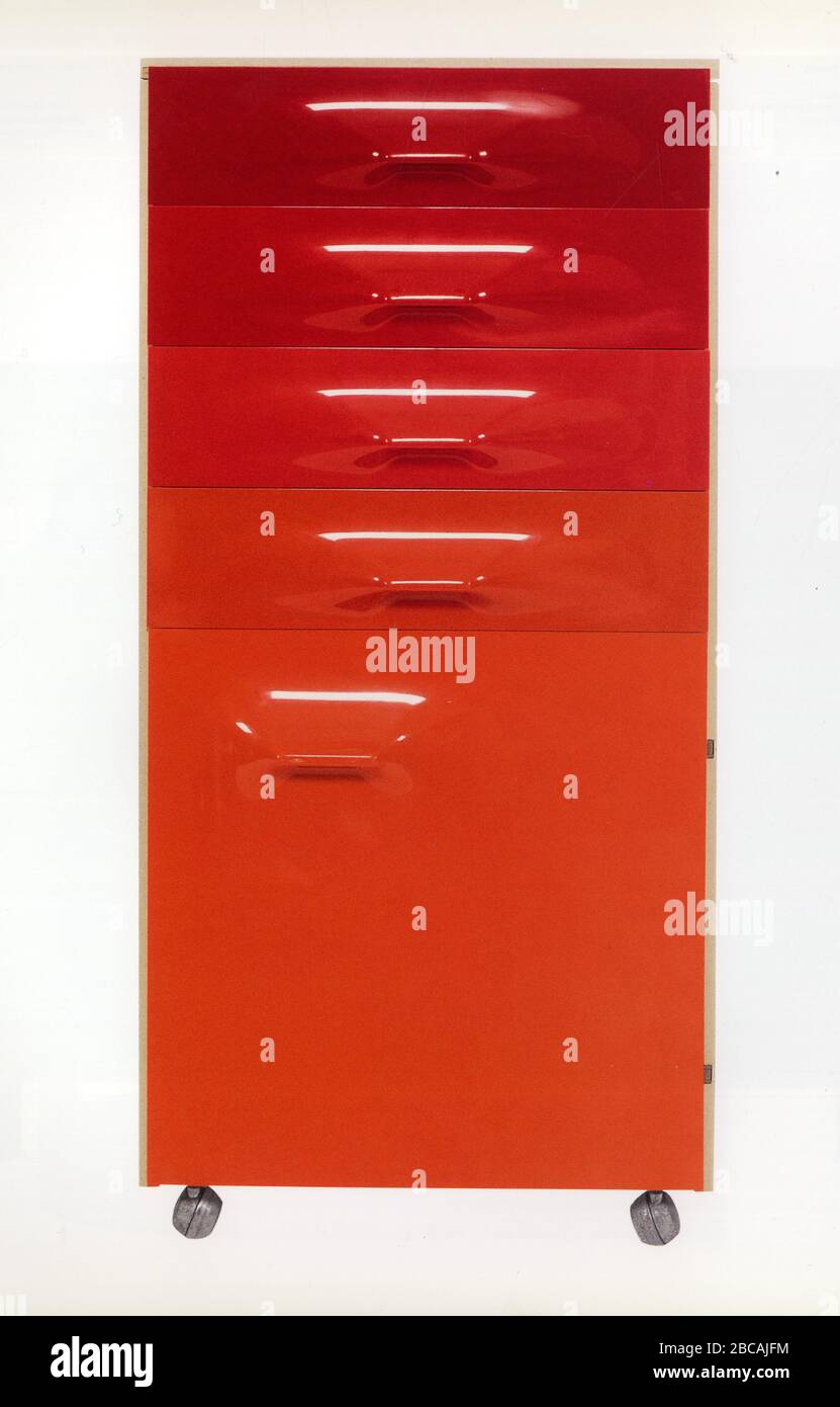 Une commode rouge moderne Stock Photo - Alamy