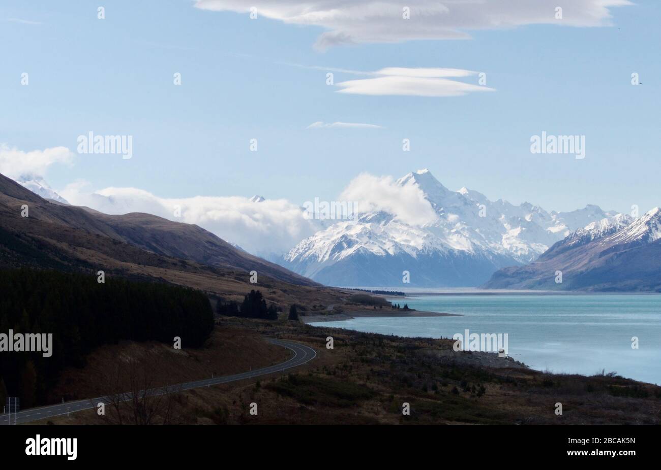 The Road leading to Aoraki (Mount Cook) alongside Lake Pukaki Stock ...