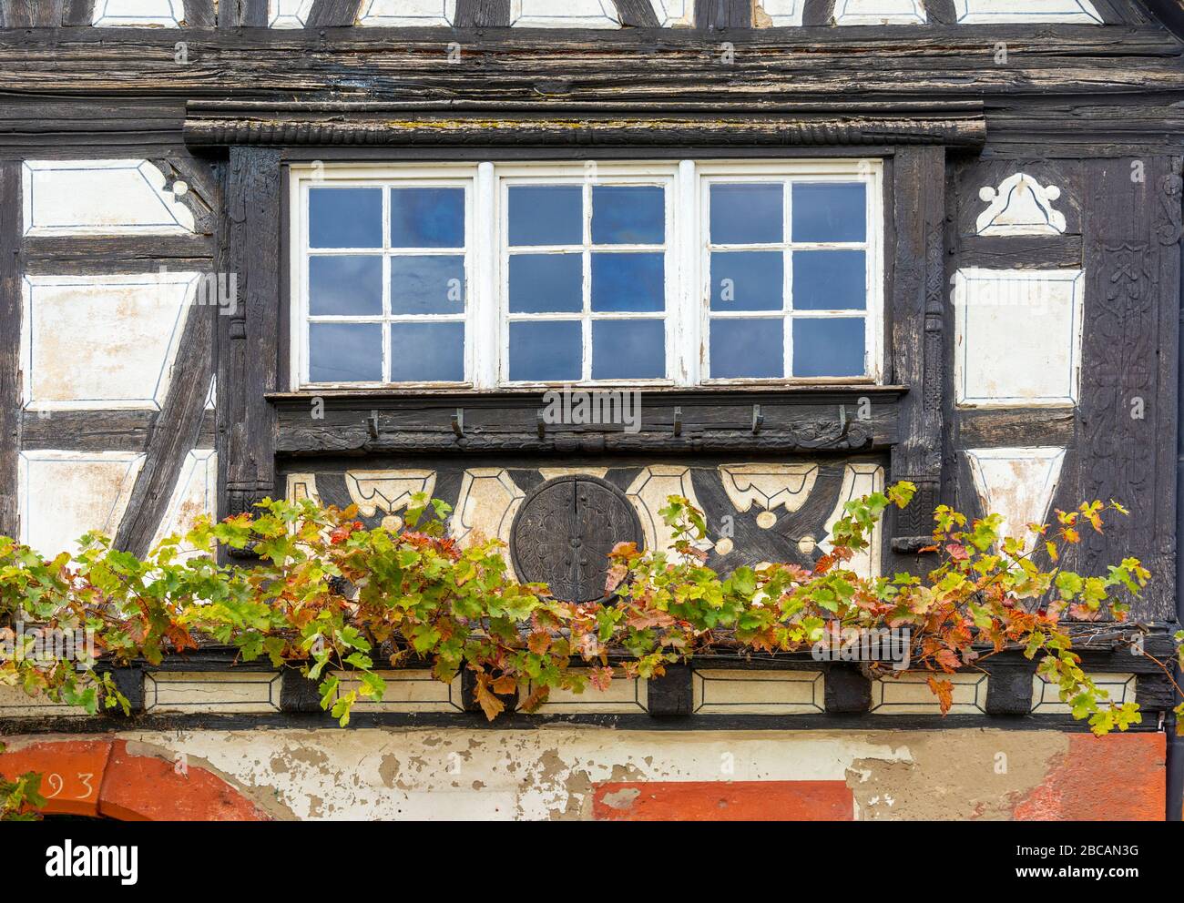 Ancient timber framed window hi-res stock photography and images - Alamy