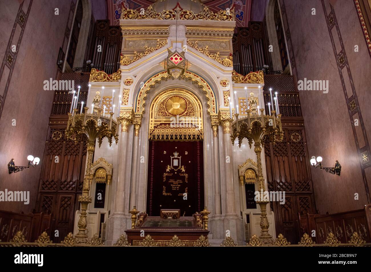 Interior of the Dohány Street Synagogue, Budapest, Hungary Stock Photo ...