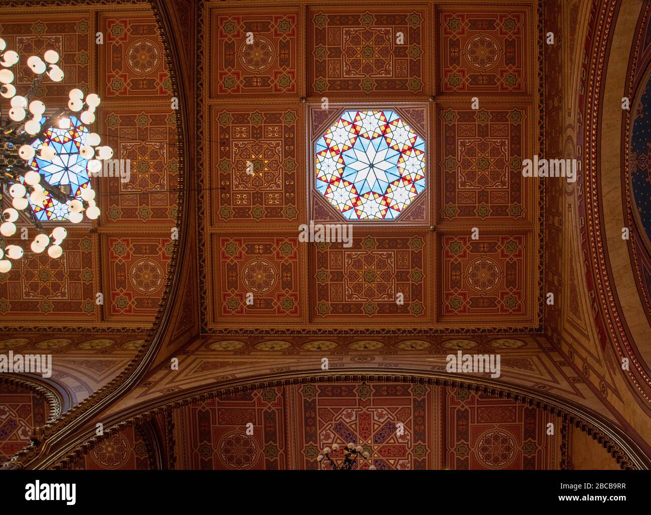 Synagogue budapest ceiling hi-res stock photography and images - Alamy