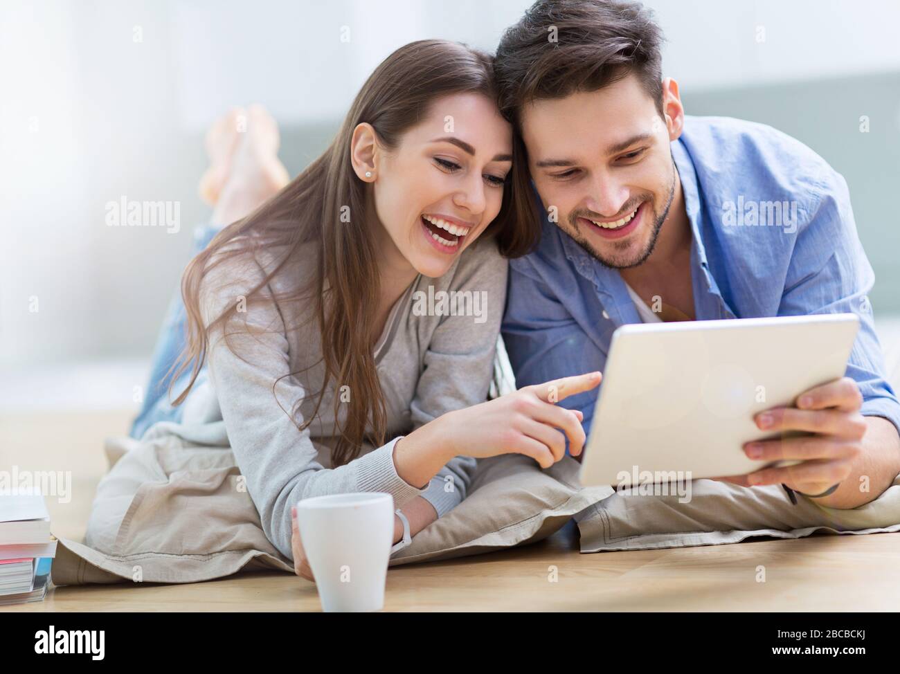 Real estate couple laptop hi-res stock photography and images - Alamy