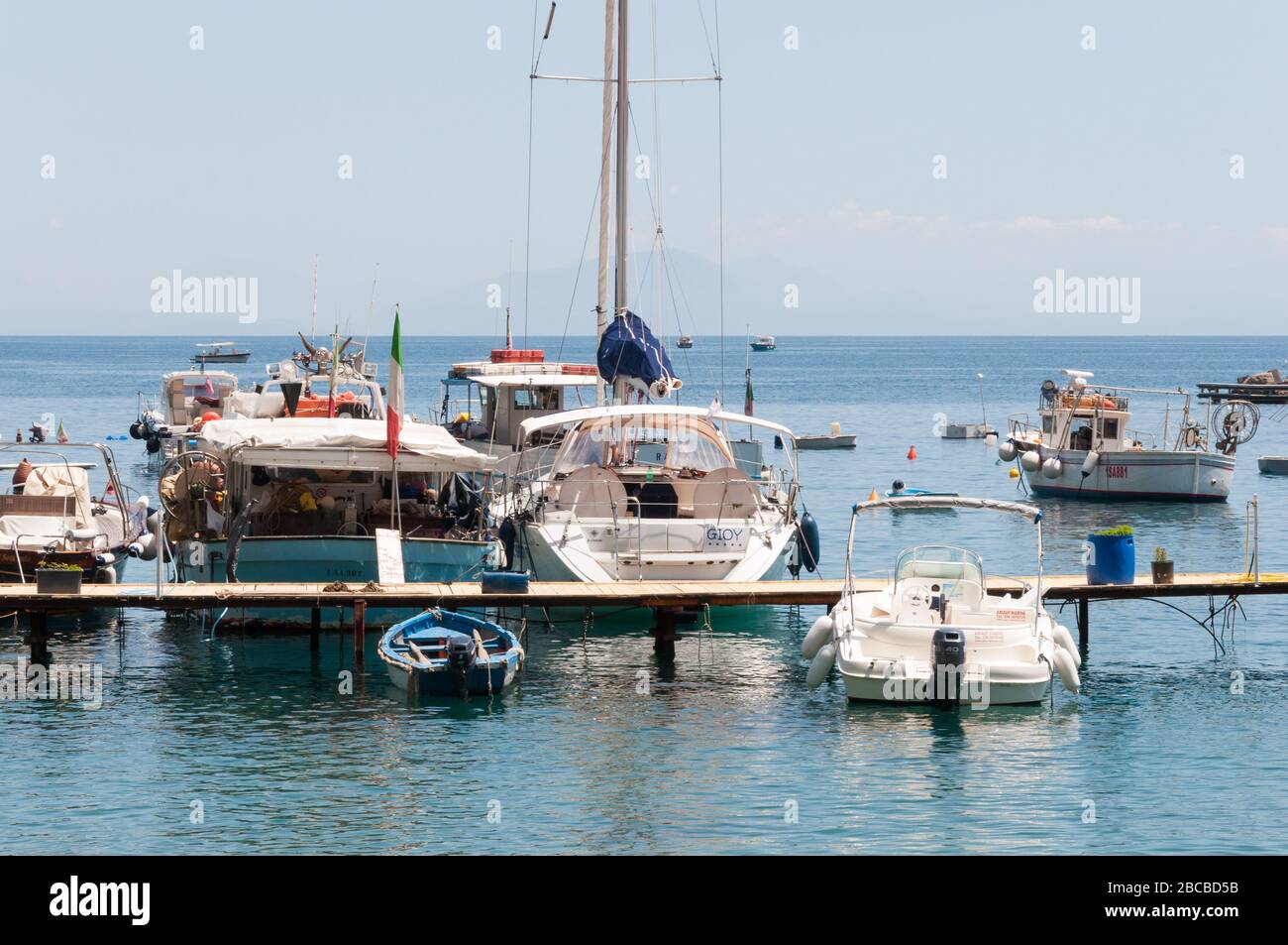 Small leisure boats moored alongside a jetty in the marina, Amalfi ...