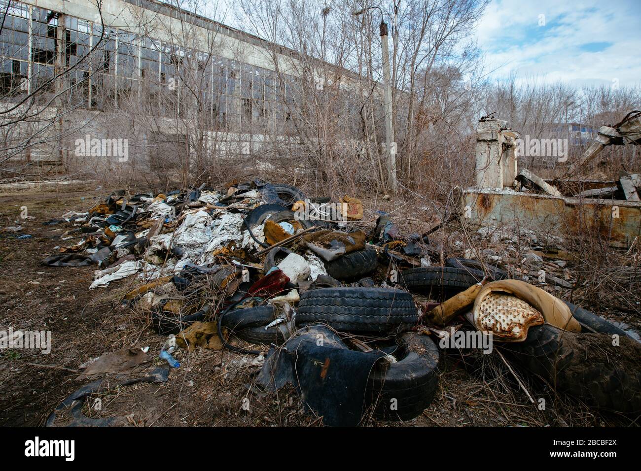 Pile tires in junkyard hi-res stock photography and images - Alamy