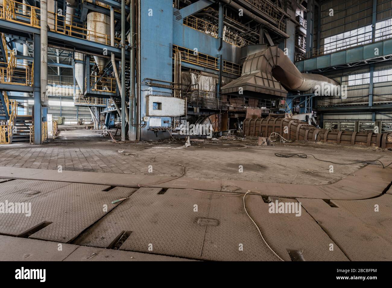 Messy warehouse hi-res stock photography and images - Alamy