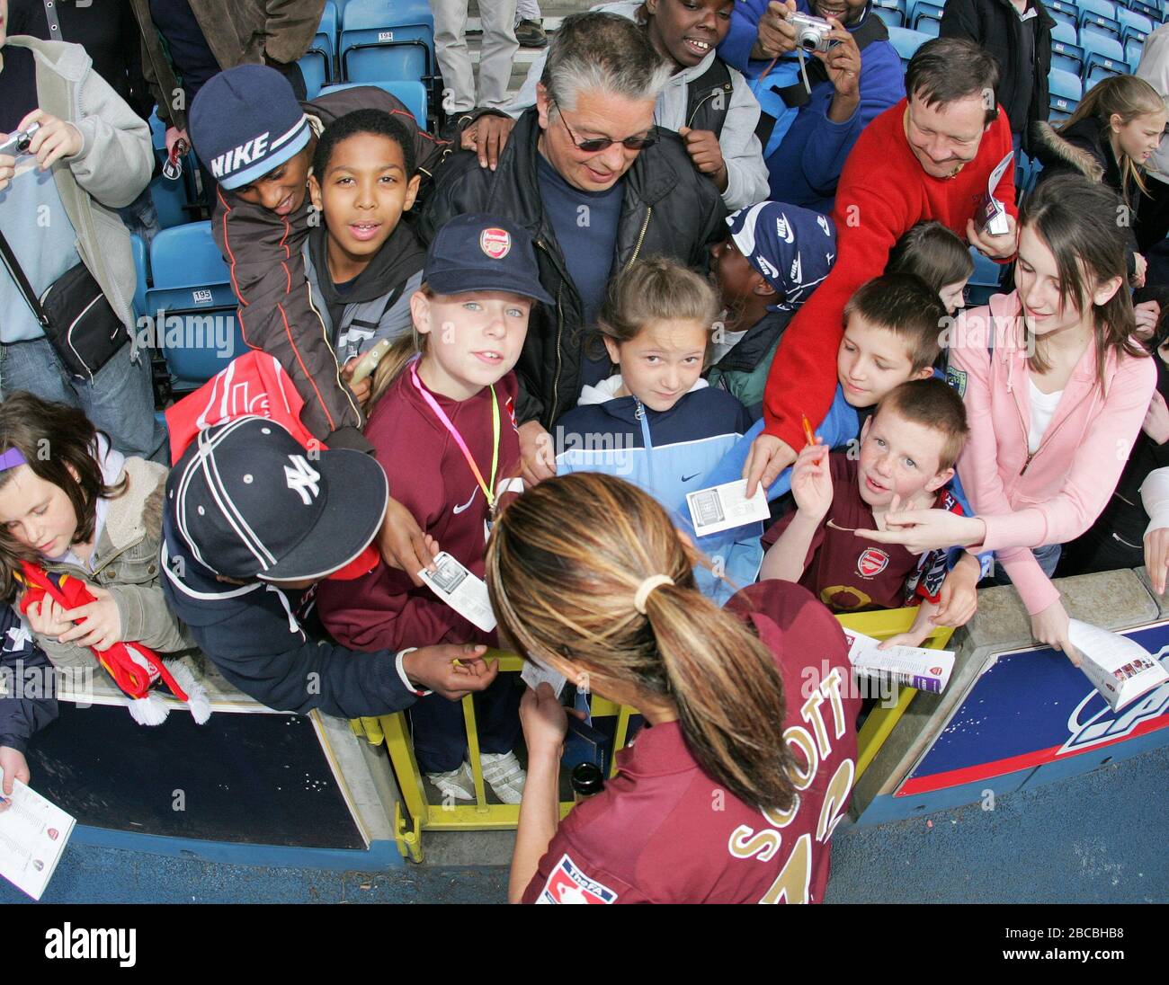 Post-match autograph signing with the fans Stock Photo - Alamy