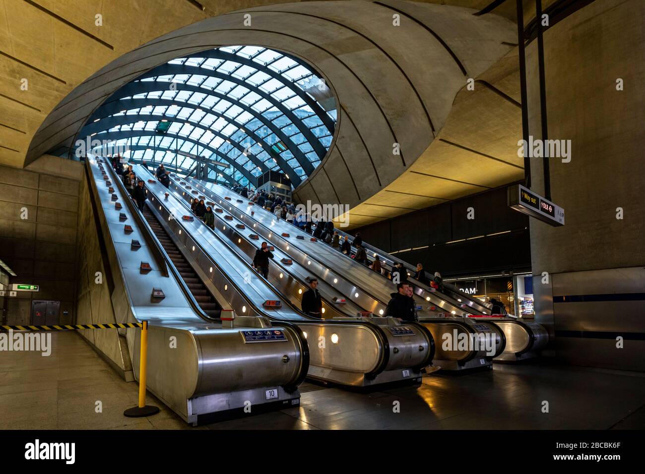 London uk london underground escalators hi-res stock photography and ...