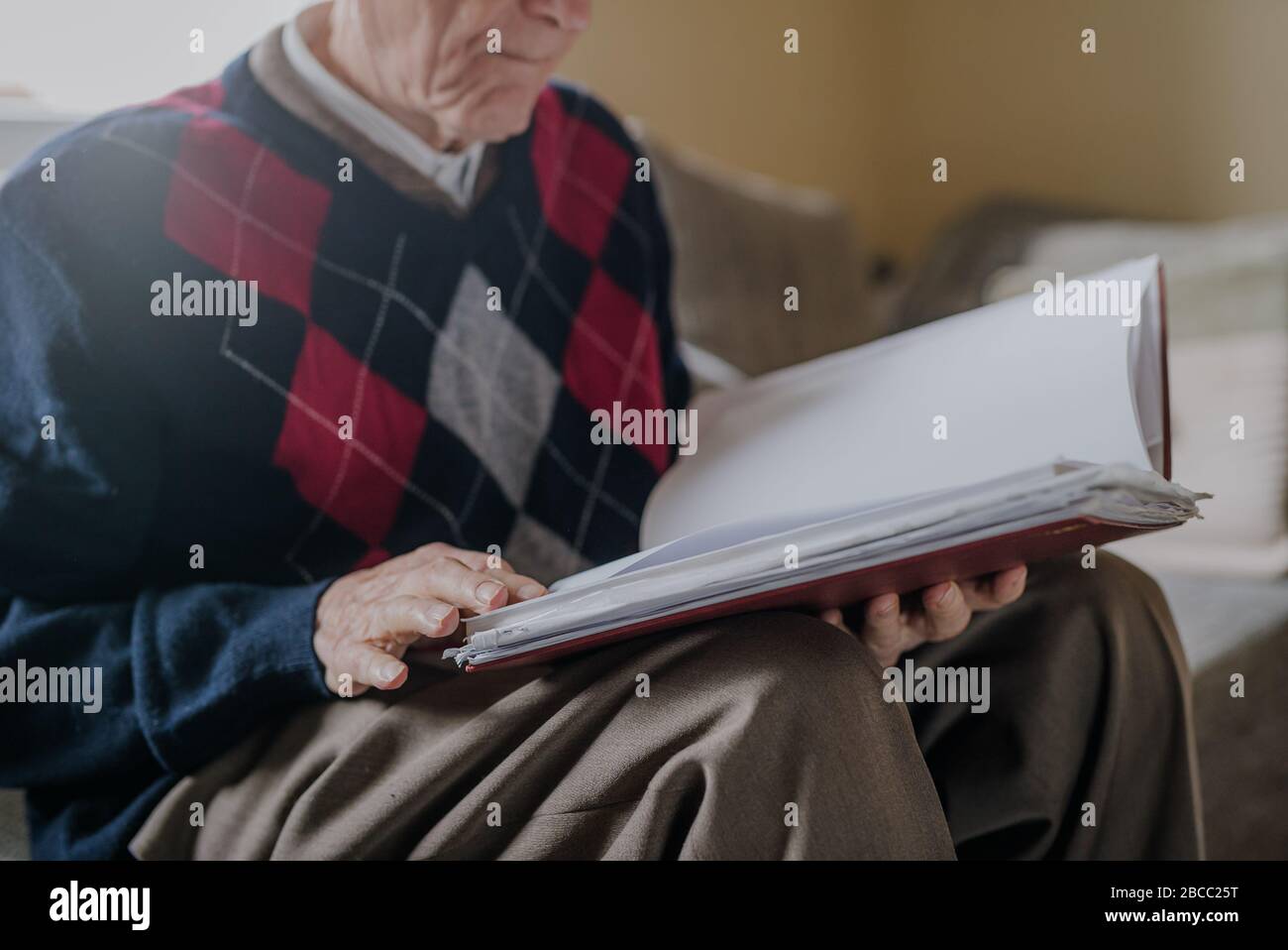 Old man reading book hi-res stock photography and images - Alamy