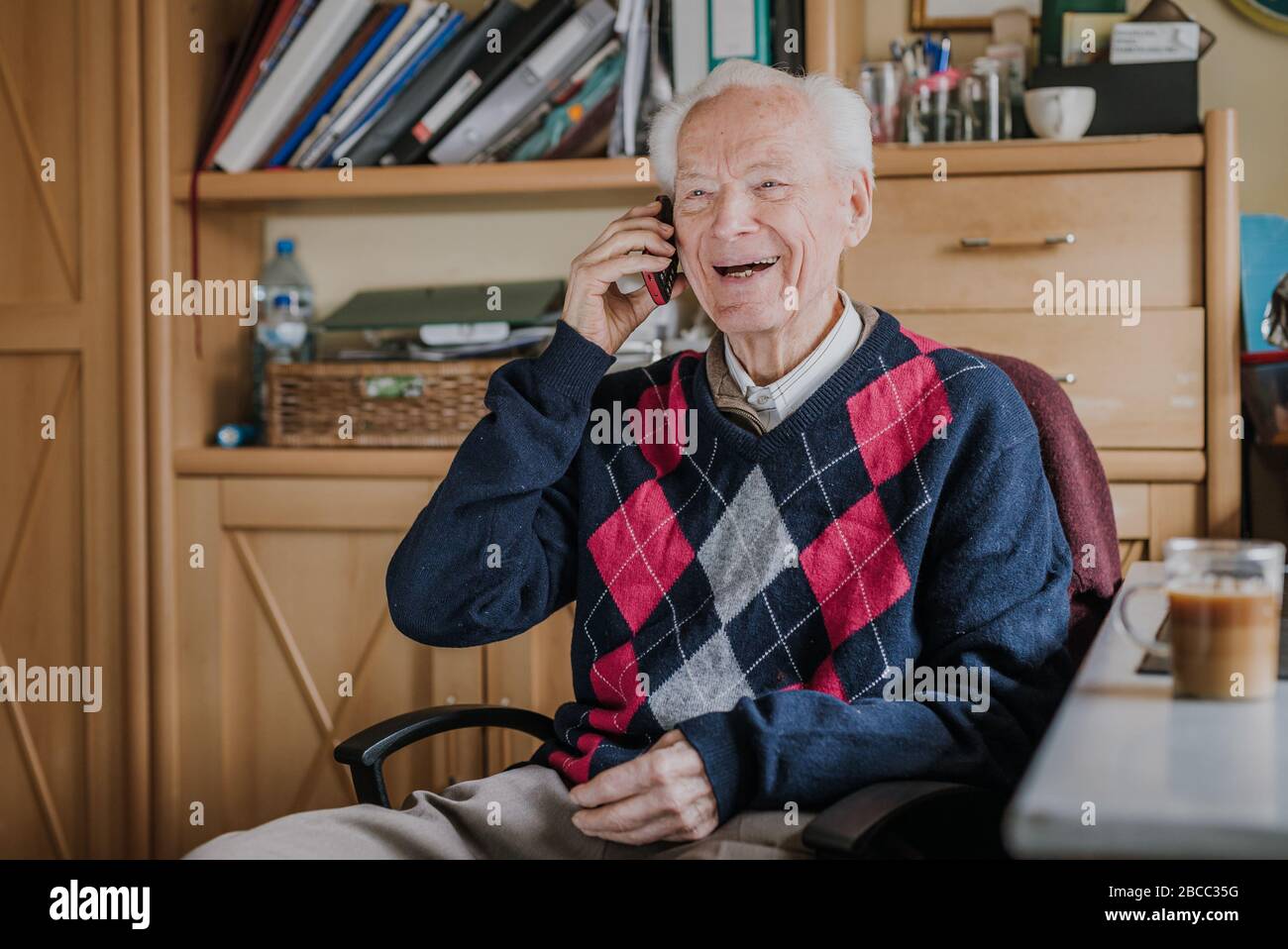 Desk order hi-res stock photography and images - Alamy
