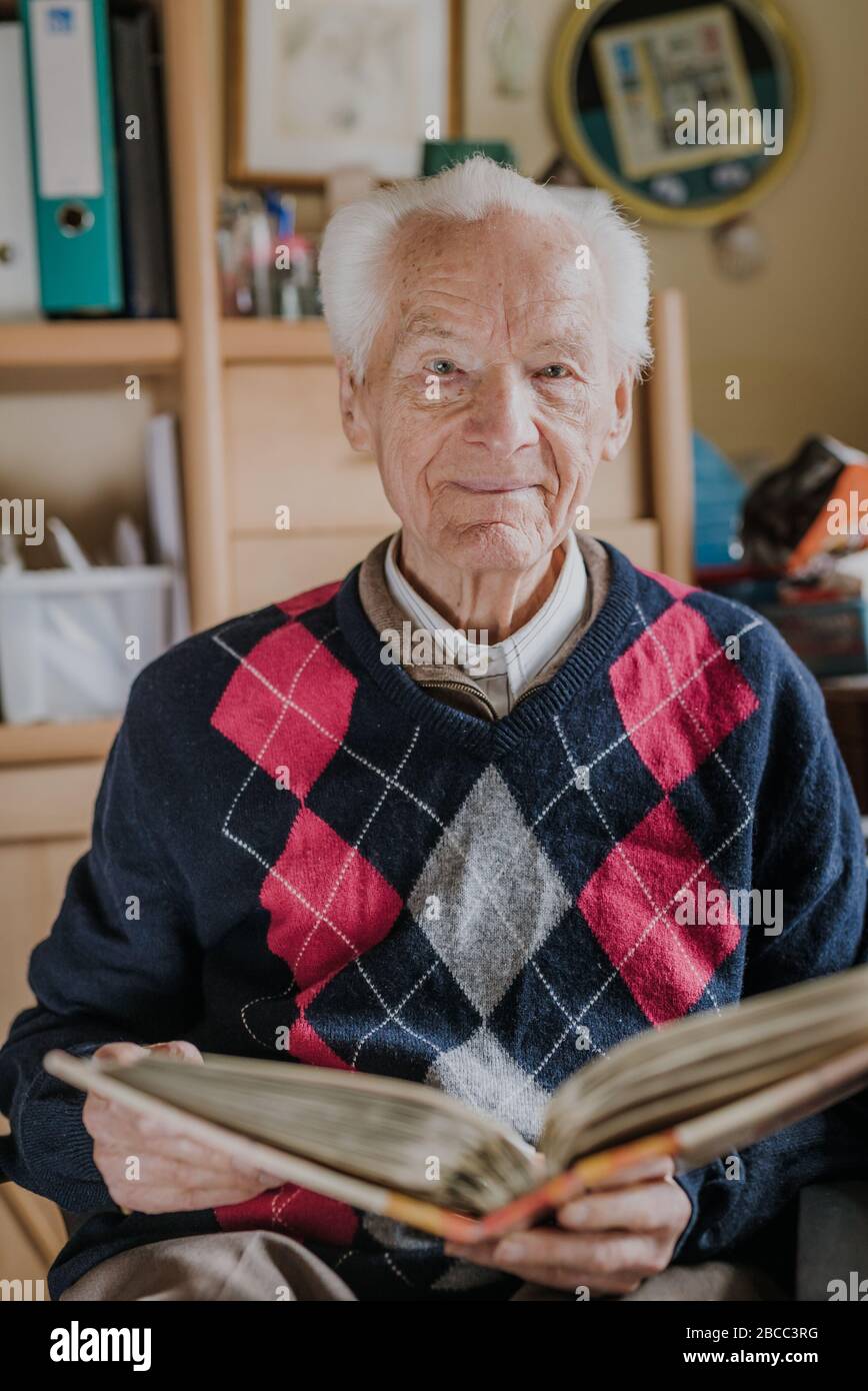 Old photos and family tree hi-res stock photography and images - Alamy