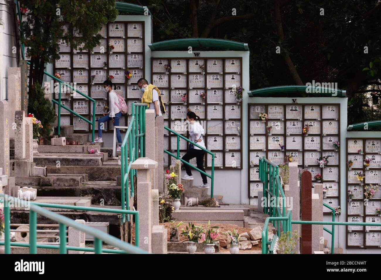 Chinese ching ming grave sweeping hi-res stock photography and images ...