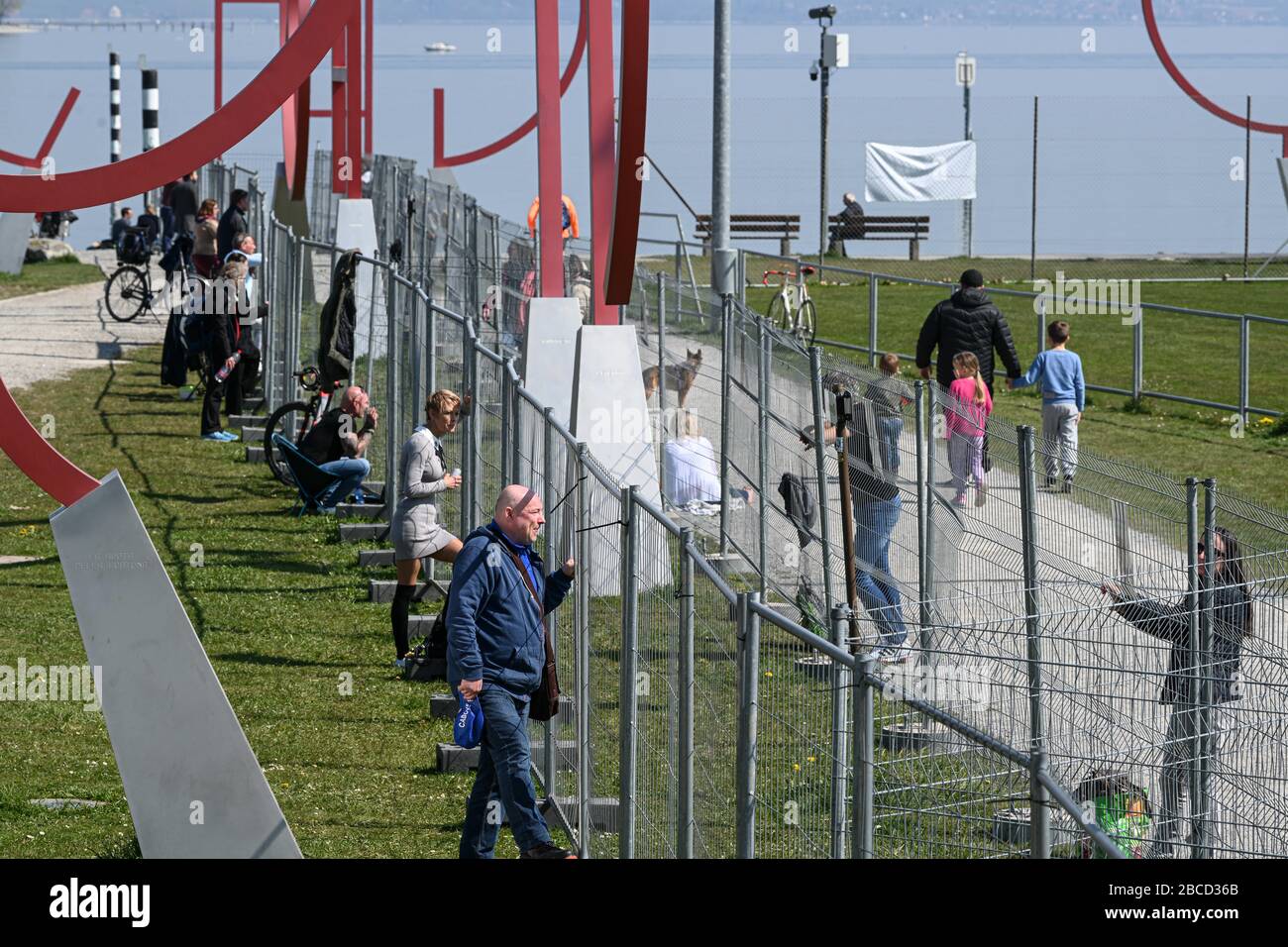 Konstanz, Germany. 04th Apr, 2020. Dozens of people meet at the German ...